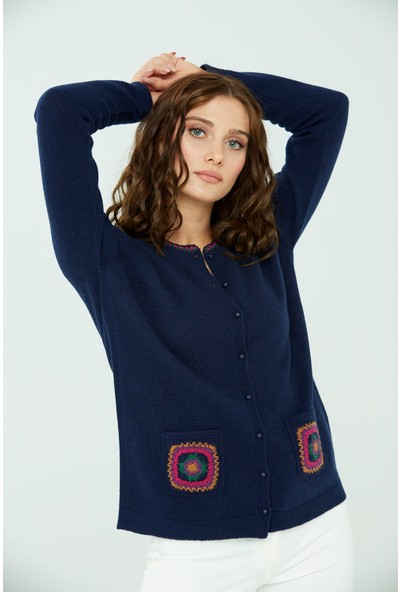 Desen Triko Kadın Cebi ve Yakası Tığ Işlemeli Yün Hırka Açık Lacivert Desen Triko Kadın Cebi ve Yakası Tığ Işlemeli Yün Hırka Açık Lacivert