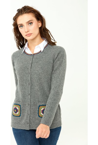 Desen Triko Kadın Cebi ve Yakası Tığ Işlemeli Yün Hırka Füme Desen Triko Kadın Cebi ve Yakası Tığ Işlemeli Yün Hırka Füme