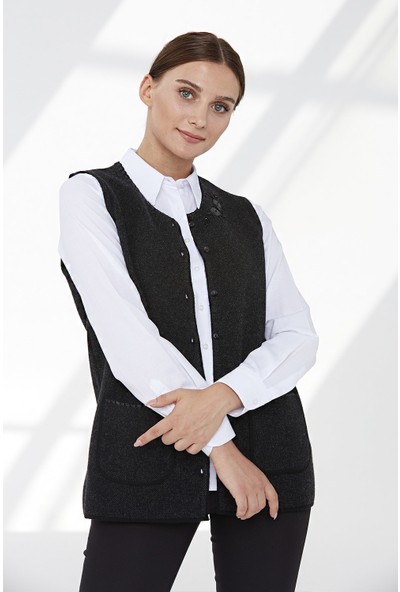 Desen Triko Kadın Yakası ve Cebi Iki Renkli Jakarlı Yelek Siyah Desen Triko Kadın Yakası ve Cebi Iki Renkli Jakarlı Yelek Siyah