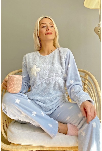 Pijama Evi Mavi Hello Winter Desenli Kadın Peluş Pijama Takımı Pijama Evi Mavi Hello Winter Desenli Kadın Peluş Pijama Takımı