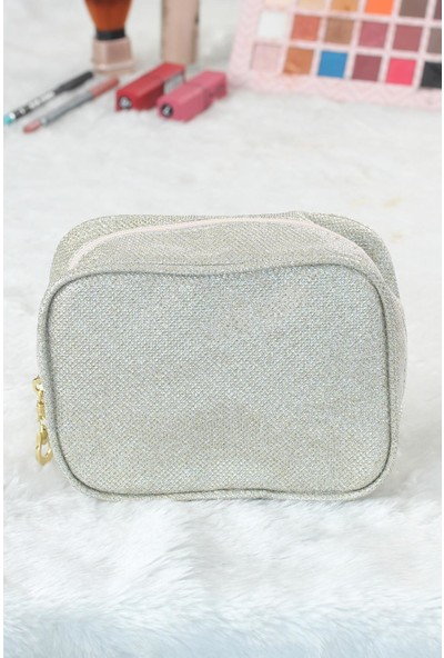 Clariss Simli Krem Kare Form Makyaj Çantası Clariss Simli Krem Kare Form Makyaj Çantası