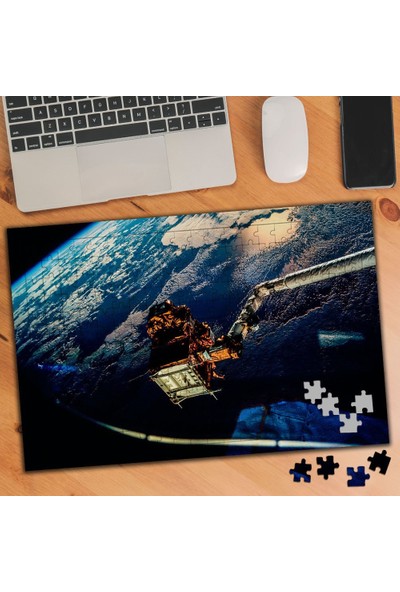 Asilmeydan Uzay Boşluğunda Uydu Çekimi 240 Parça Puzzle Yapboz TABLO-441613 Asilmeydan Uzay Boşluğunda Uydu Çekimi 240 Parça Puzzle Yapboz TABLO-441613