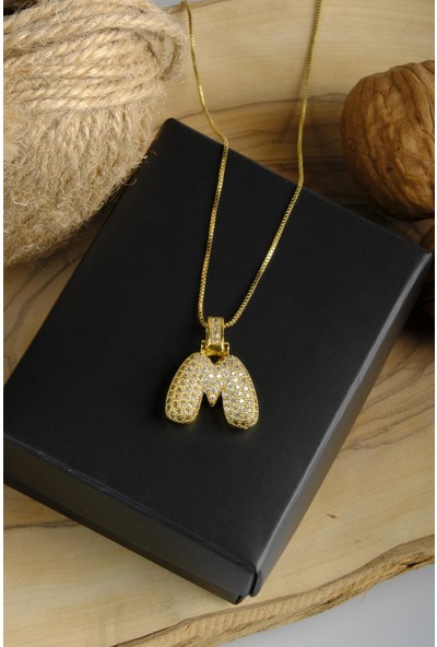 Lekka Design M Harfli Altın Kaplama Asansörlü Zirkon Taşlı Kolye Lekka Design M Harfli Altın Kaplama Asansörlü Zirkon Taşlı Kolye