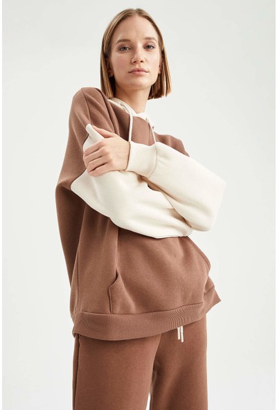 DeFacto Oversize Fit Kapüşonlu Kanguru Cepli Uzun Kollu Sweatshirt V5895Az21Au DeFacto Oversize Fit Kapüşonlu Kanguru Cepli Uzun Kollu Sweatshirt V5895Az21Au