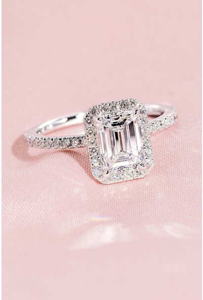 Crystal Diamond Zirconia Sertifikalı Laboratuvar Pırlantası 1.01 Karat Özel Kesim Baget Yüzük Crystal Diamond Zirconia Sertifikalı Laboratuvar Pırlantası 1.01 Karat Özel Kesim Baget Yüzük