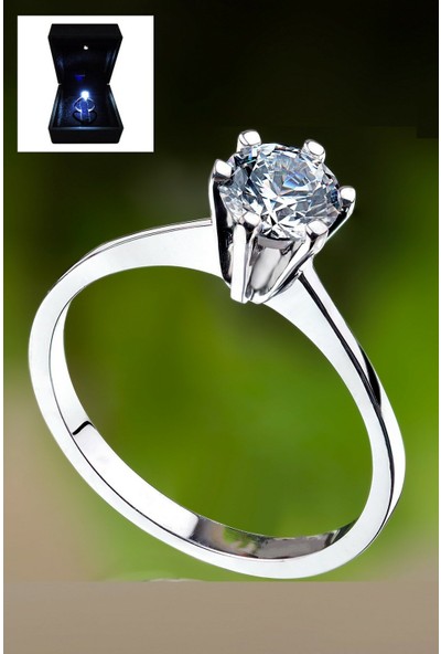 Işıklı Kutuda , Sertifikalı Laboratuvar Pırlantası 0.50 Karat Tektaş Yüzük Işıklı Kutuda , Sertifikalı Laboratuvar Pırlantası 0.50 Karat Tektaş Yüzük