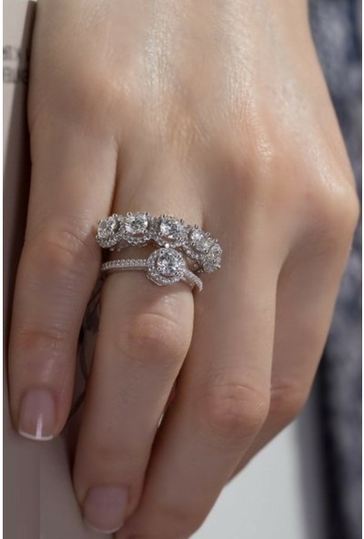 Işıklı Kutuda Laboratuvar Pırlantası 2 Karat Beştaş ve 1 Karat Tektaş Yüzük Işıklı Kutuda Laboratuvar Pırlantası 2 Karat Beştaş ve 1 Karat Tektaş Yüzük