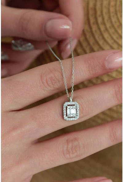 Crystal Diamond Zirconia Işıklı Kutuda 1.23 Karat Baget Kolye Crystal Diamond Zirconia Işıklı Kutuda 1.23 Karat Baget Kolye