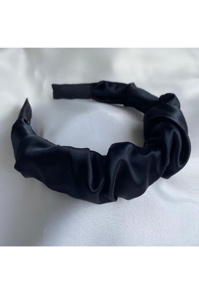 Bloom Night Büzgülü Saten Saç Taçı Bloom Night Büzgülü Saten Saç Taçı