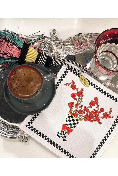 Giqu Home Interiors Kokteyl Peçetesi Dama Vazo Desen 4 Adet Giqu Home Interiors Kokteyl Peçetesi Dama Vazo Desen 4 Adet