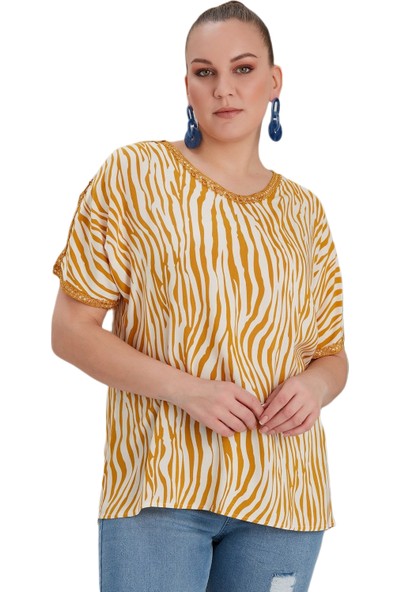 Günay Kadın Büyük Beden Bluz RG4605 Yuvarlak Yaka Zebra Desen Yırtmaç Kol Biye Detay Hardal Günay Kadın Büyük Beden Bluz RG4605 Yuvarlak Yaka Zebra Desen Yırtmaç Kol Biye Detay Hardal