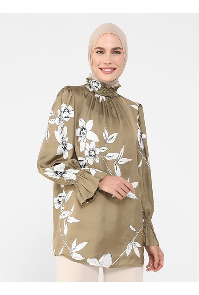 Refka Yaka ve Kol Uçları Gipe Detaylı Desenli Saten Bluz - Yağ Yeşili - Refka Woman Refka Yaka ve Kol Uçları Gipe Detaylı Desenli Saten Bluz - Yağ Yeşili - Refka Woman