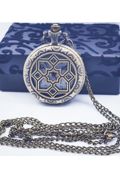 Geometrik Desen Görünümlü Köstekli Cep (Kolye) Saati Geometrik Desen Görünümlü Köstekli Cep (Kolye) Saati