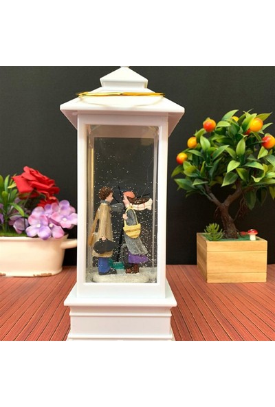 Çılgın Trend Fener Tipi Kış Masalı Işıklı Müzikli Motorlu Kar Küresi Çılgın Trend Fener Tipi Kış Masalı Işıklı Müzikli Motorlu Kar Küresi