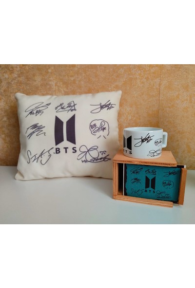 Hediye Deposu Bts Baskılı Kutulu Kupa ve Bts Yastık Arkadaşa Unutulmaz 2'li Hediye Seti