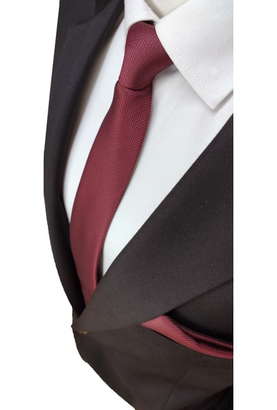 Elegante Cravatte Bordo Renk Armürlü Desen Kravat ve Mendil Seti Elegante Cravatte Bordo Renk Armürlü Desen Kravat ve Mendil Seti