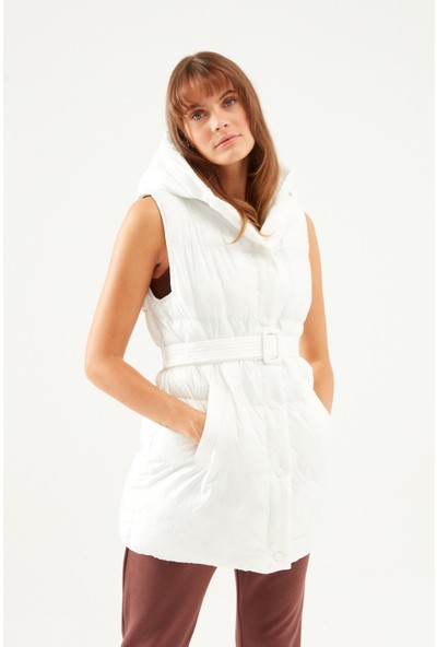 Quzu Kapüşonlu Kemerli Şişme Yelek Ekru Quzu Kapüşonlu Kemerli Şişme Yelek Ekru