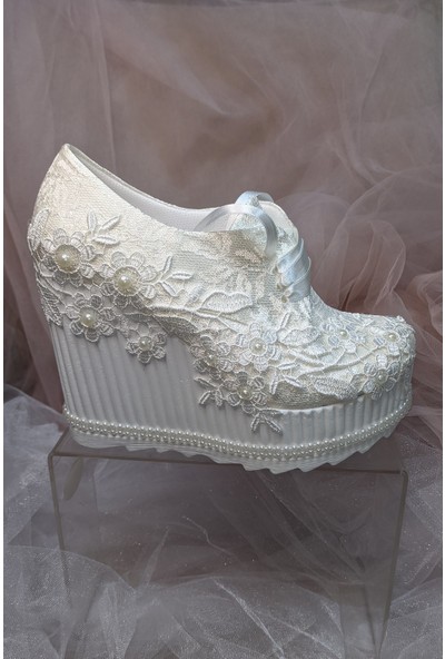 Berush Bride 516 Serisi Dolgu Topuk Çiçek Güpürlü Gelinlik Ayakkabısı Berush Bride 516 Serisi Dolgu Topuk Çiçek Güpürlü Gelinlik Ayakkabısı