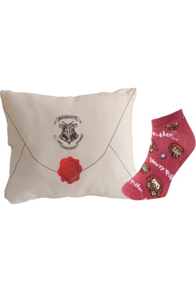 Hediye Deposu Harry Potter Davet Mektubu Yastığı ve Harry Potter Babet Çorap Arkadaşa Hediye 2'li Set Hediye Deposu Harry Potter Davet Mektubu Yastığı ve Harry Potter Babet Çorap Arkadaşa Hediye 2'li Set
