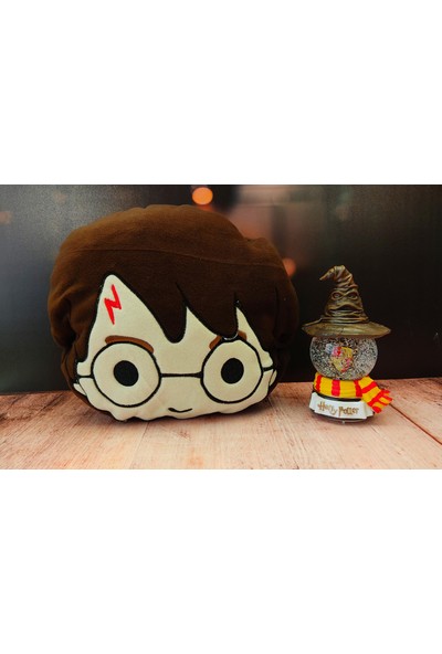 Hediye Deposu Harry Potter Peluş Yastık ve Harry Potter Müzikli Hogwarts Renk Değiştiren Kar Küresi Hediye Deposu Harry Potter Peluş Yastık ve Harry Potter Müzikli Hogwarts Renk Değiştiren Kar Küresi
