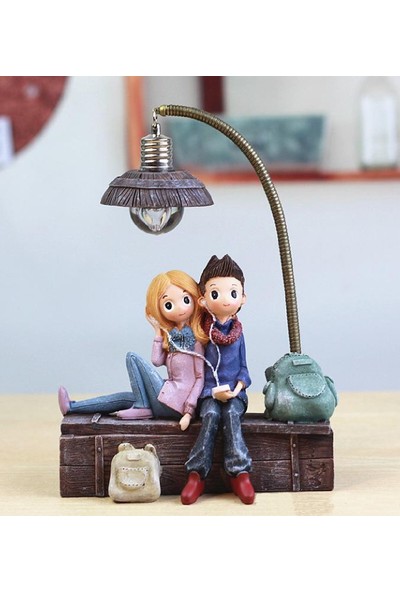 Hediye Deposu Mutluluk Dolu Sandıkta Oturan Aşıklar Biblosu Işıklı