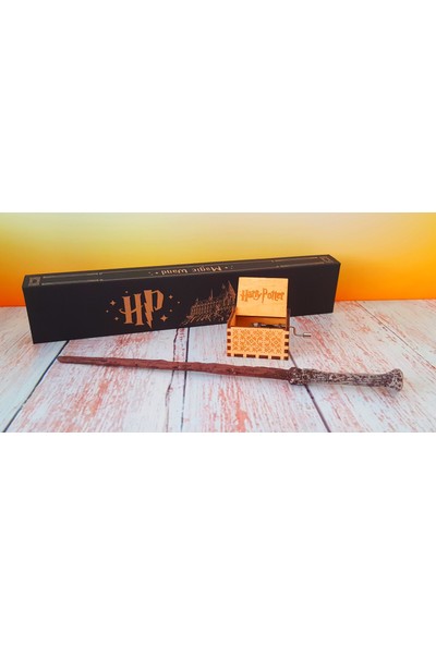 Hediye Deposu Harry Potter Sihirli Müzik Kutusu ve Asa Hediye Seti Hediye Deposu Harry Potter Sihirli Müzik Kutusu ve Asa Hediye Seti
