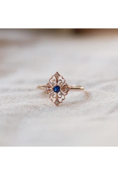 By Golden House Safir Renkli Art Deco Motif Yüzük By Golden House Safir Renkli Art Deco Motif Yüzük