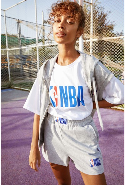 DeFacto NBA Lisanslı Relax Fit Biker Şort V9011AZ21HS DeFacto NBA Lisanslı Relax Fit Biker Şort V9011AZ21HS