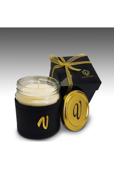 Luxery Candle Kişiye Özel Deri Üzerine Harf Tasarım Amber Kokulu Kavanoz Mum Beyaz Renkli Hediyeli-V Luxery Candle Kişiye Özel Deri Üzerine Harf Tasarım Amber Kokulu Kavanoz Mum Beyaz Renkli Hediyeli-V
