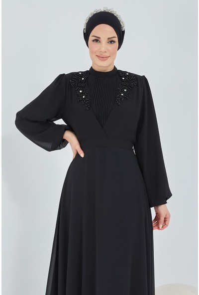 Moda Echer Tesettür Abiye Elbise Önü Pilise Omuzları Güpür ve Inci Detaylı Moda Echer Tesettür Abiye Elbise Önü Pilise Omuzları Güpür ve Inci Detaylı