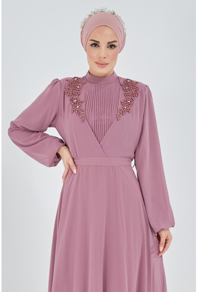 Moda Echer Tesettür Abiye Elbise Önü Pilise Omuzları Güpür ve Inci Detaylı Moda Echer Tesettür Abiye Elbise Önü Pilise Omuzları Güpür ve Inci Detaylı