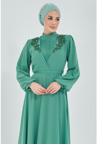 Moda Echer Tesettür Abiye Elbise Önü Pilise Omuzları Güpür ve Inci Detaylı Moda Echer Tesettür Abiye Elbise Önü Pilise Omuzları Güpür ve Inci Detaylı