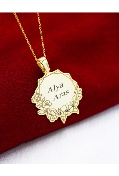 Silver And Silver 925 Ayar Gümüş Sarı Çokgen Çiçekli Kişiye Özel Isim Kolye Silver And Silver 925 Ayar Gümüş Sarı Çokgen Çiçekli Kişiye Özel Isim Kolye