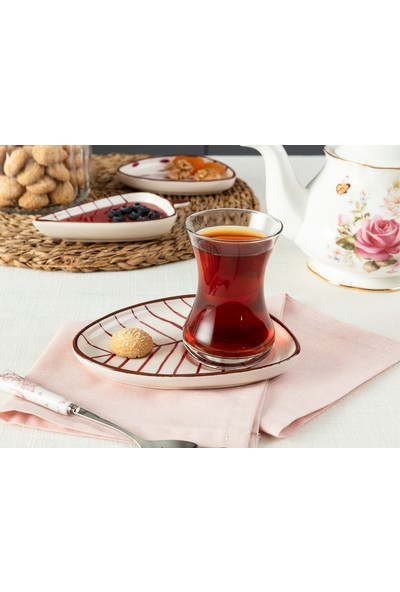 Madame Coco Vie Rouge Tuyau Çay Tabağı - 15 cm Madame Coco Vie Rouge Tuyau Çay Tabağı - 15 cm