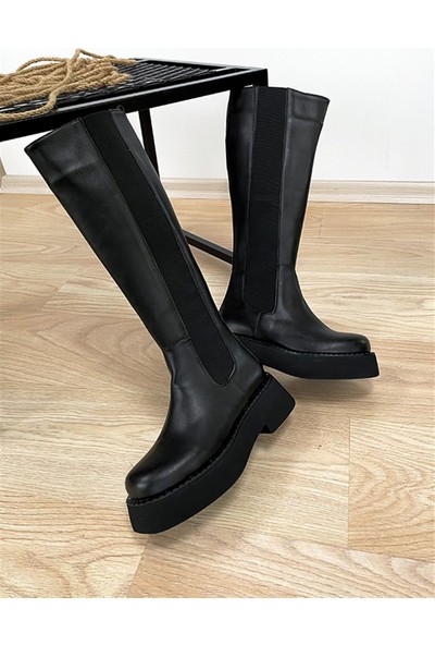 BeBeQ Lucas Siyah Lastik Detaylı Kalın Tabanlı Çizme BeBeQ Lucas Siyah Lastik Detaylı Kalın Tabanlı Çizme