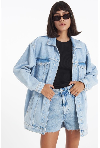 Cross Jeans Açık Mavi Oversize Uzun Çıtçıt Kapamalı Jean Ceket C 4538-037 Cross Jeans Açık Mavi Oversize Uzun Çıtçıt Kapamalı Jean Ceket C 4538-037