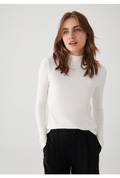 Mavi Dik Yaka Beyaz Tişört