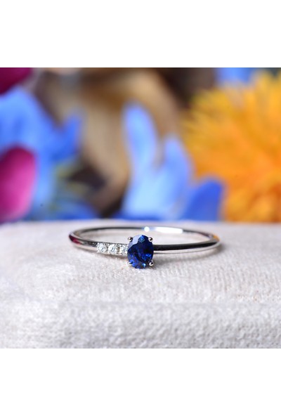 Larissa Pırlanta Beyaz Altın Oval Kesim Kadın Safir Pırlanta Yüzük Larissa Pırlanta Beyaz Altın Oval Kesim Kadın Safir Pırlanta Yüzük