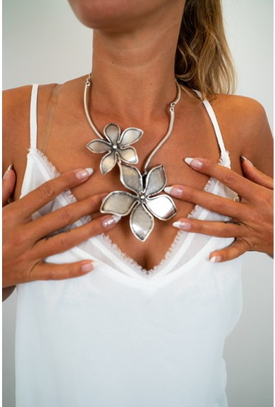 Kutcha Accessories Kadın Gümüş Kaplama Çiçek Tasarım Kolye