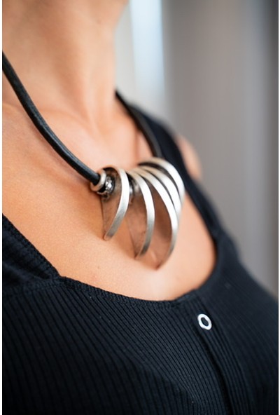 Kutcha Accessories Siyah Deri Kordonlu Gümüş Kaplama Tasarım Kolye