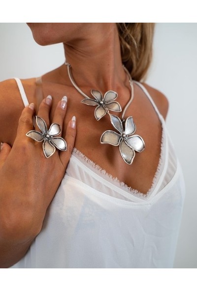 Kutcha Accessories Kadın Gümüş Kaplama Tasarım Çiçek Kolye Set
