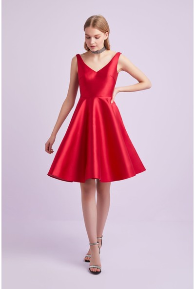 Oleg Cassini Kırmızı V Yaka Kloş Etekli Kısa Abiye Elbise