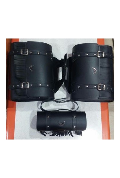 Motospartan ÜÇLÜ SUNİ DERİ ÇANTA SETİ 2 X YAN ÇANTA + 1 SOSİS ÇANTA SİYAH CHOPPER Motospartan ÜÇLÜ SUNİ DERİ ÇANTA SETİ 2 X YAN ÇANTA + 1 SOSİS ÇANTA SİYAH CHOPPER
