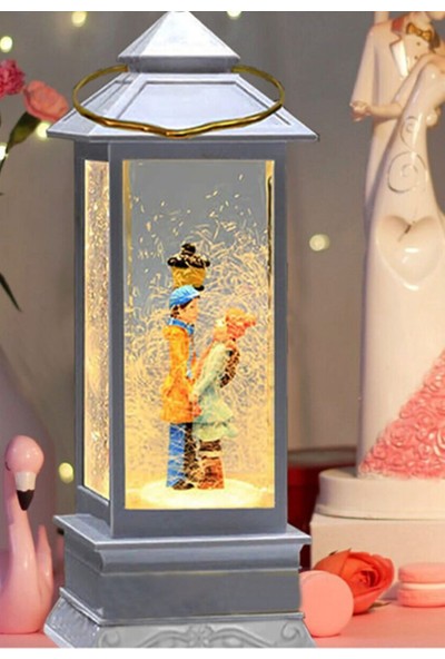 Deco Elit Kış Masalı Mega Boy Fener Tipi Püskürtmeli Kar Küresi Müzikli Işıklı Romantik Aşıklar Deco Elit Kış Masalı Mega Boy Fener Tipi Püskürtmeli Kar Küresi Müzikli Işıklı Romantik Aşıklar