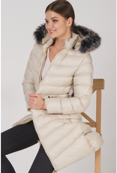 Dewberry Z6690 Dewberry Kürklü Kapşonlu Bayan Kaban-Bej Dewberry Z6690 Dewberry Kürklü Kapşonlu Bayan Kaban-Bej