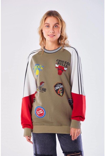 The Champ Unisex Haki Basketbol Takım Logolu Oversize Sweatshirt The Champ Unisex Haki Basketbol Takım Logolu Oversize Sweatshirt