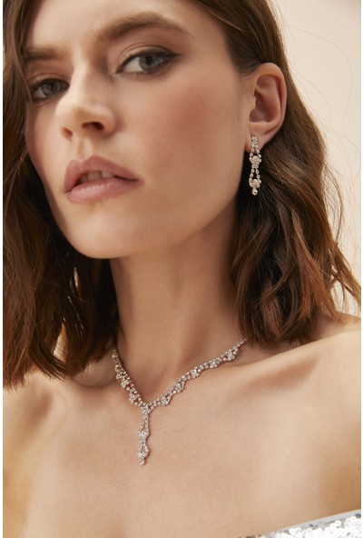 Oleg Cassini Gümüş Rengi Abiye Kolye ve Sallantılı Küpe Seti
