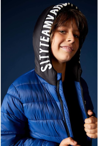 DeFacto Defacto Fit Erkek Çocuk Kapüşonlu Baskılı Polar Astarlı Şişme Mont U6454A621AU