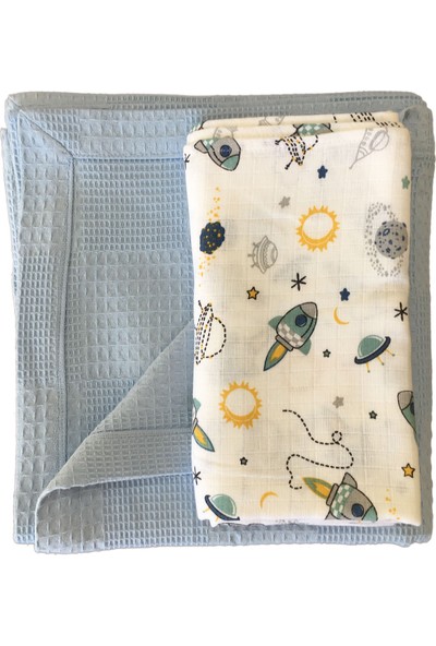Minidjique Pike ve Müslin Bebek Örtüsü Ikili Set - Damalı Desen Mavi ve Uzay Yolculuğu Figürlü Minidjique Pike ve Müslin Bebek Örtüsü Ikili Set - Damalı Desen Mavi ve Uzay Yolculuğu Figürlü