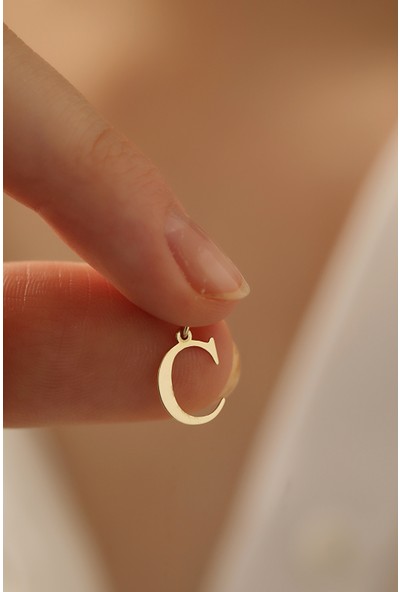 Milet Kuyumculuk 14 Ayar Altın C Harfi Plaka Kolye Ucu Milet Kuyumculuk 14 Ayar Altın C Harfi Plaka Kolye Ucu